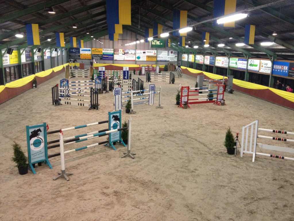 Indoor springen Paarden - Zwartewaterruiters